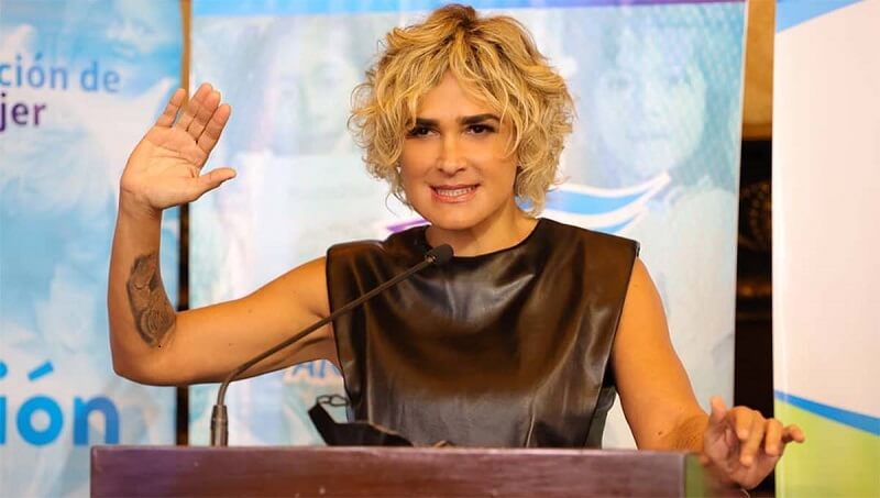 Cynthia en la cresta de la ola