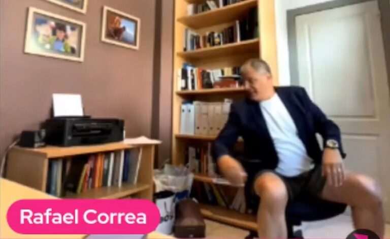 Rafael Correa y la tinta transferible: carne de meme en calzoncillos